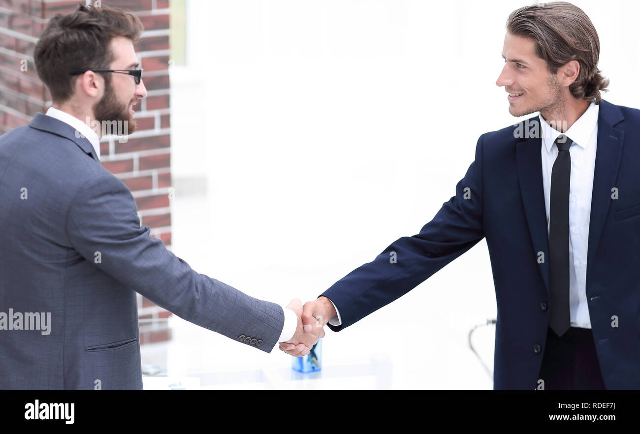 welcome and handshake of business partners Stock Photo - Alamy