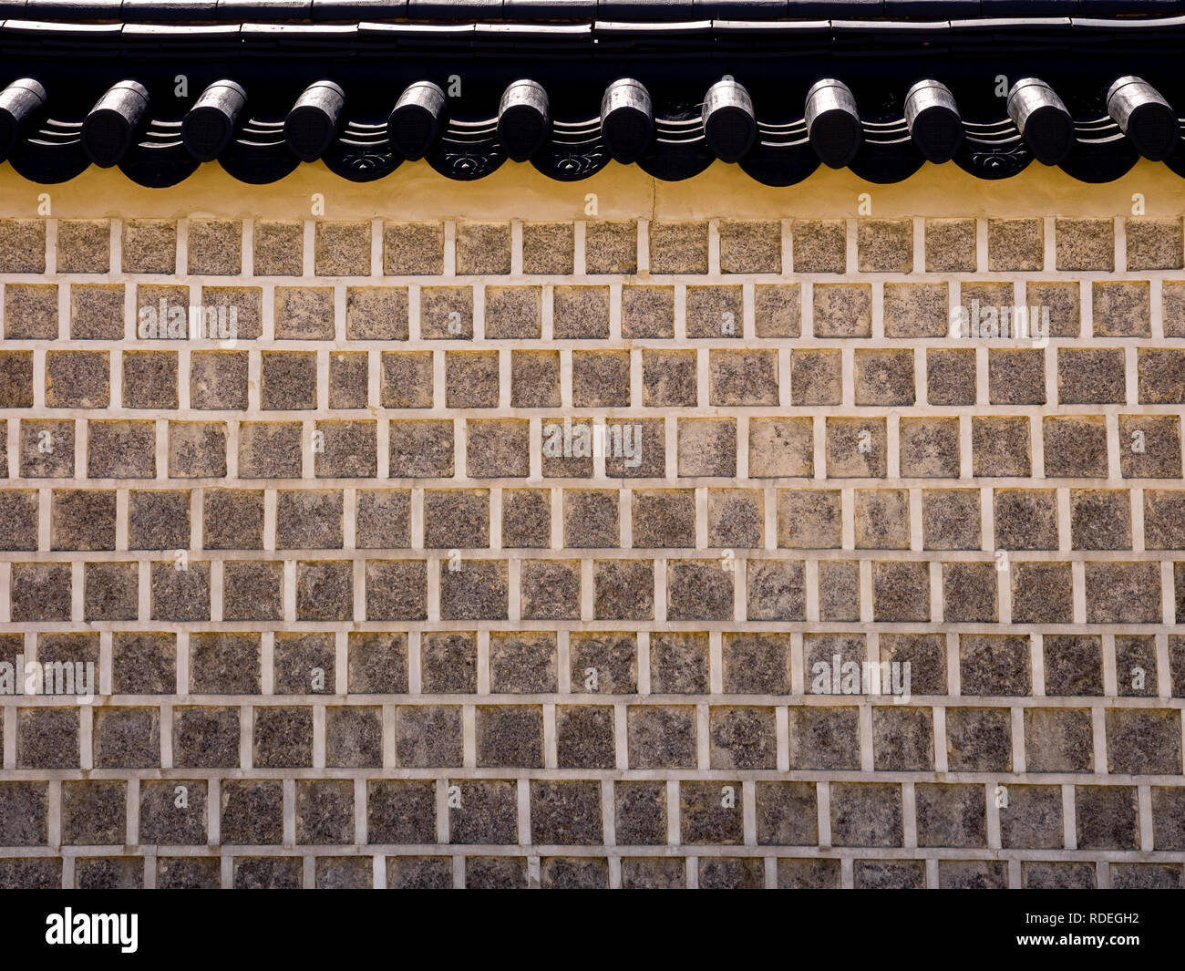Traditional korean architecture, stone wall in Gyeongbokgung Palace ...