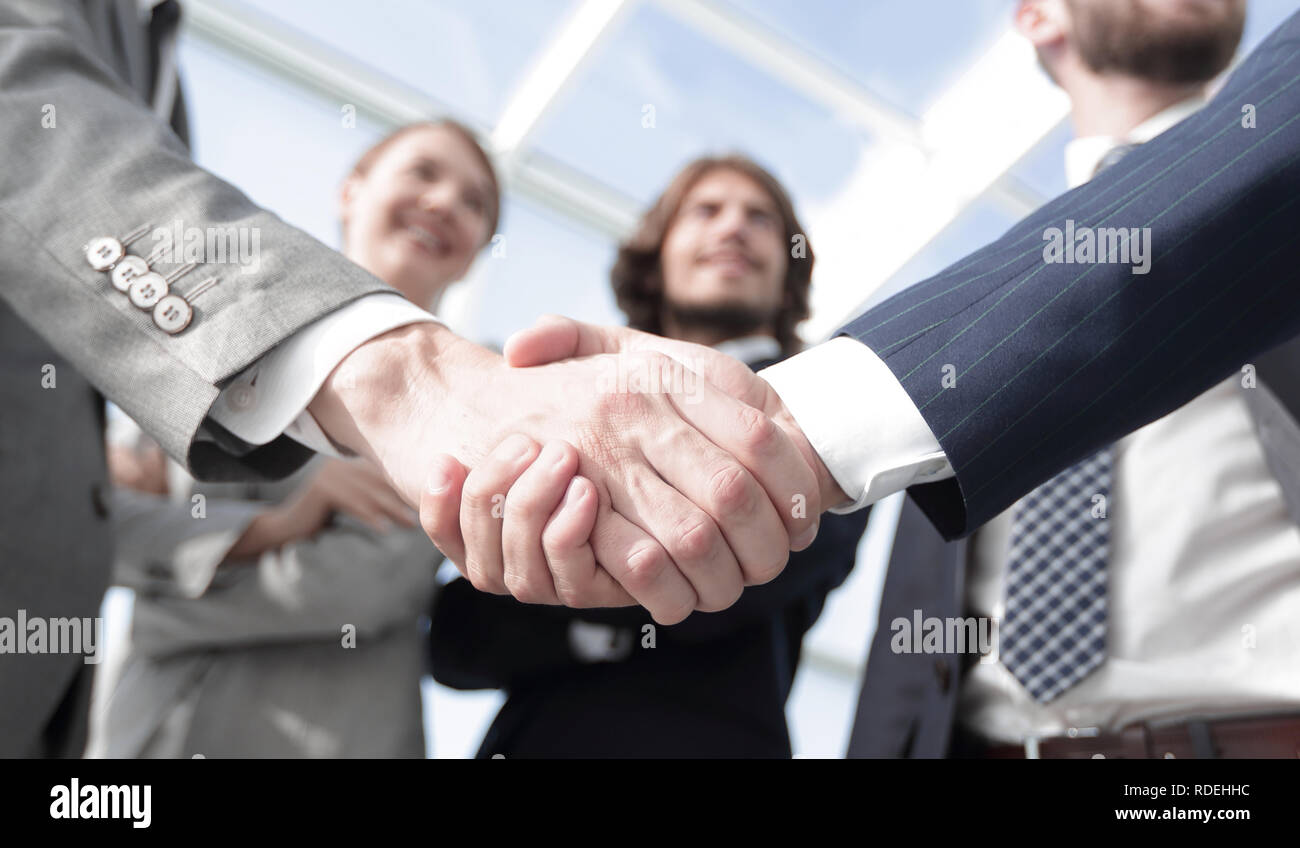 welcome and handshake business people Stock Photo - Alamy