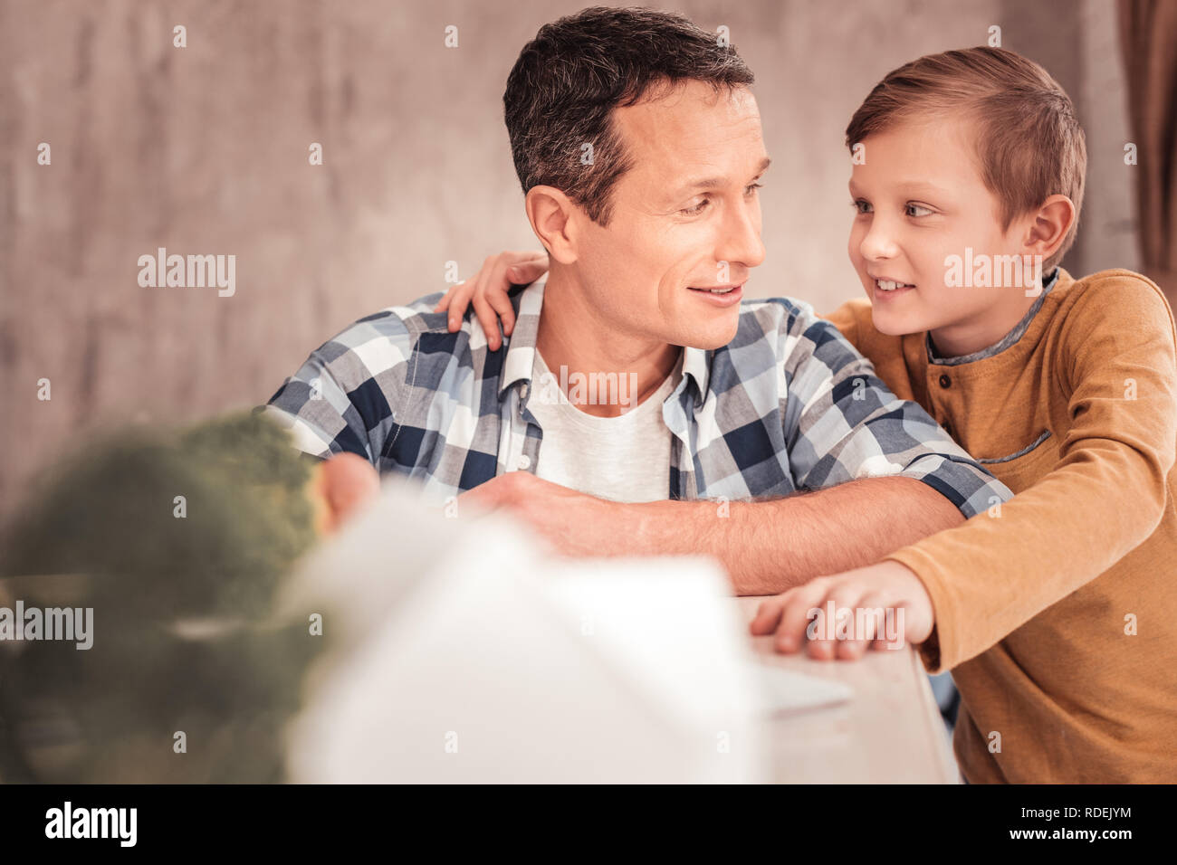 Wearing yellow shirt hi-res stock photography and images - Alamy