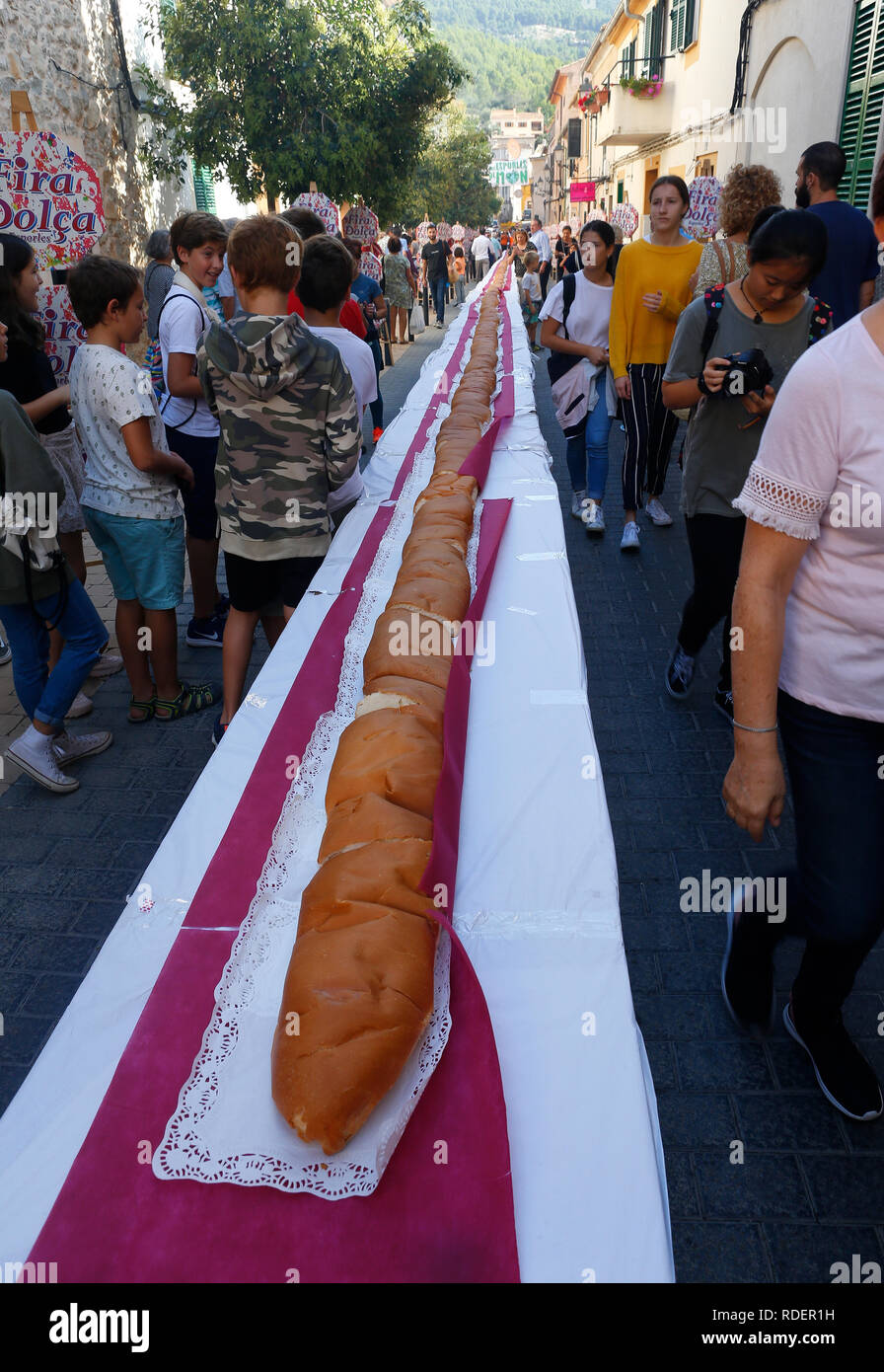 Giant cakes hi-res stock photography and images - Alamy