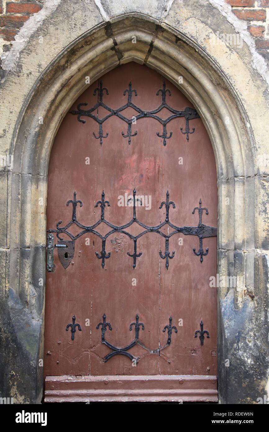 Ancient stone arch and wooden door hi-res stock photography and images ...