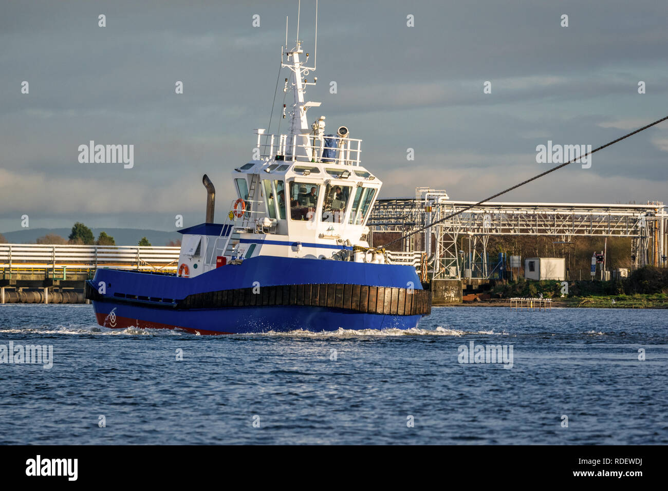 Helping tugboat hi-res stock photography and images - Alamy