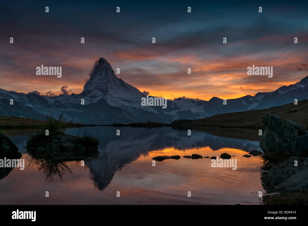 sunset on dem Matterhorn and its reflection in a mountain lake Stock Photo - Alamy
