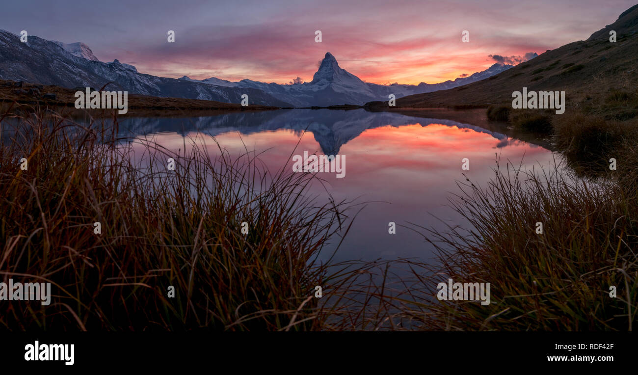 sunset on dem Matterhorn and its reflection in a mountain lake Stock ...