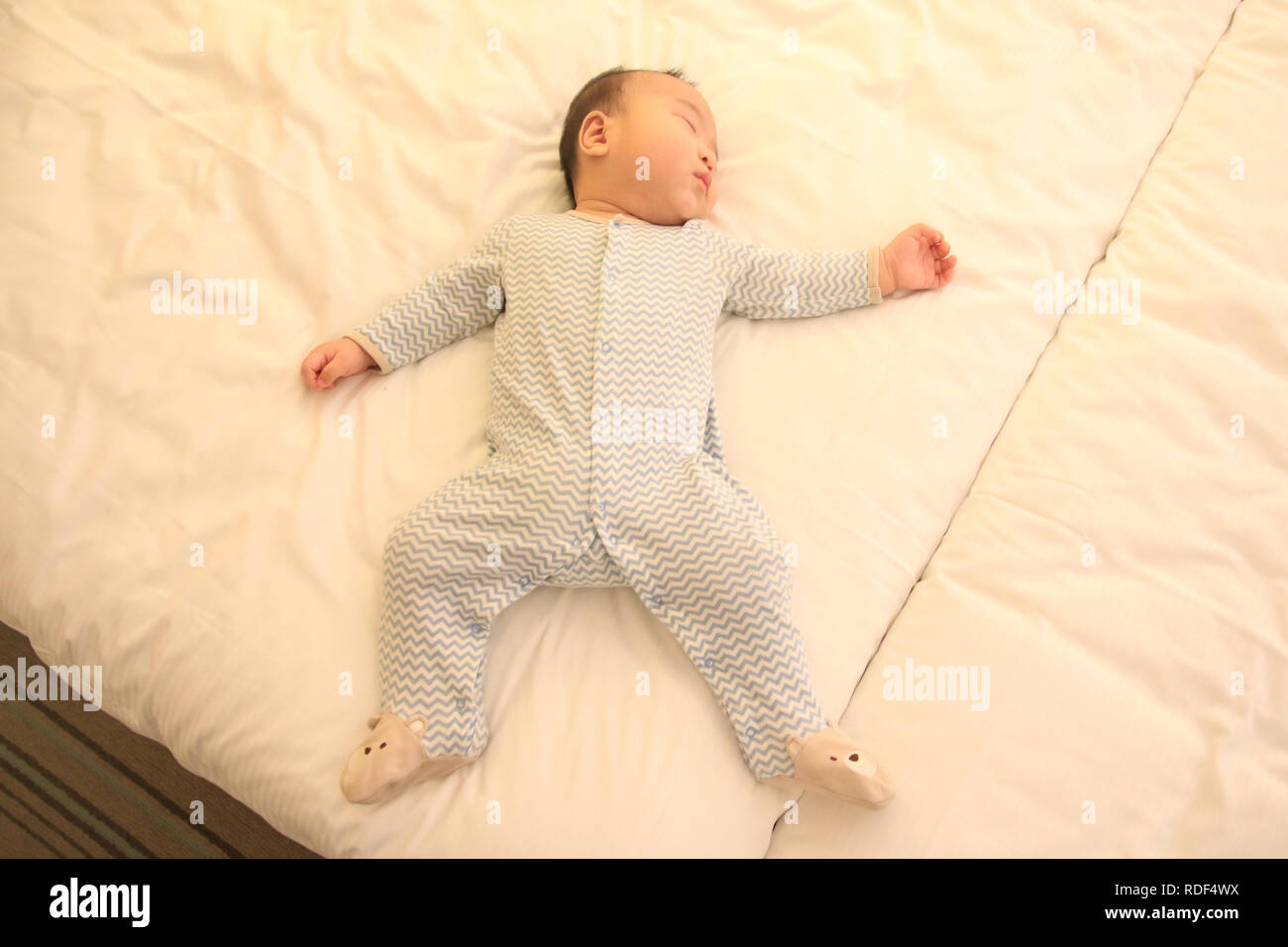 Baby falling asleep hi-res stock photography and images - Alamy