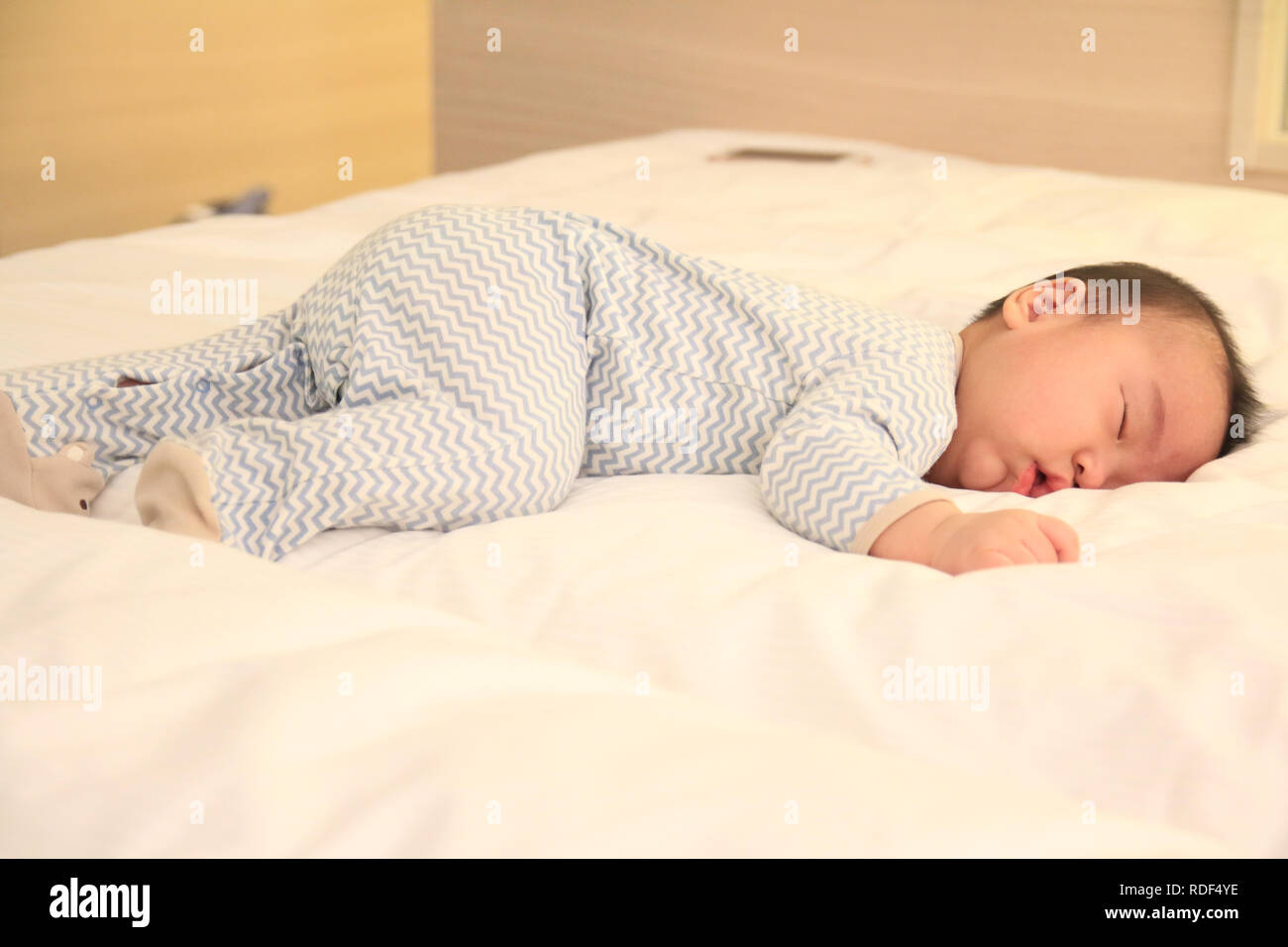 Baby falling hi-res stock photography and images - Alamy