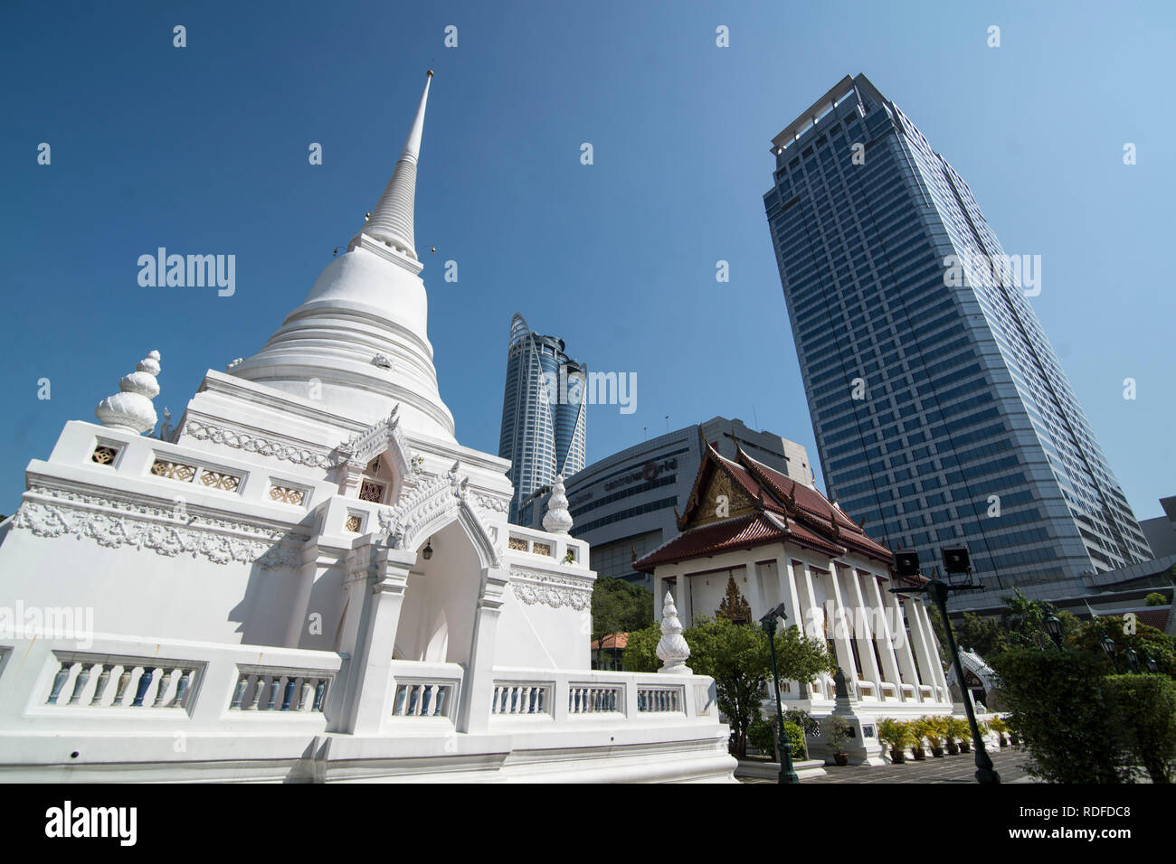 Bangkok wat pathum wanaram hi-res stock photography and images - Alamy