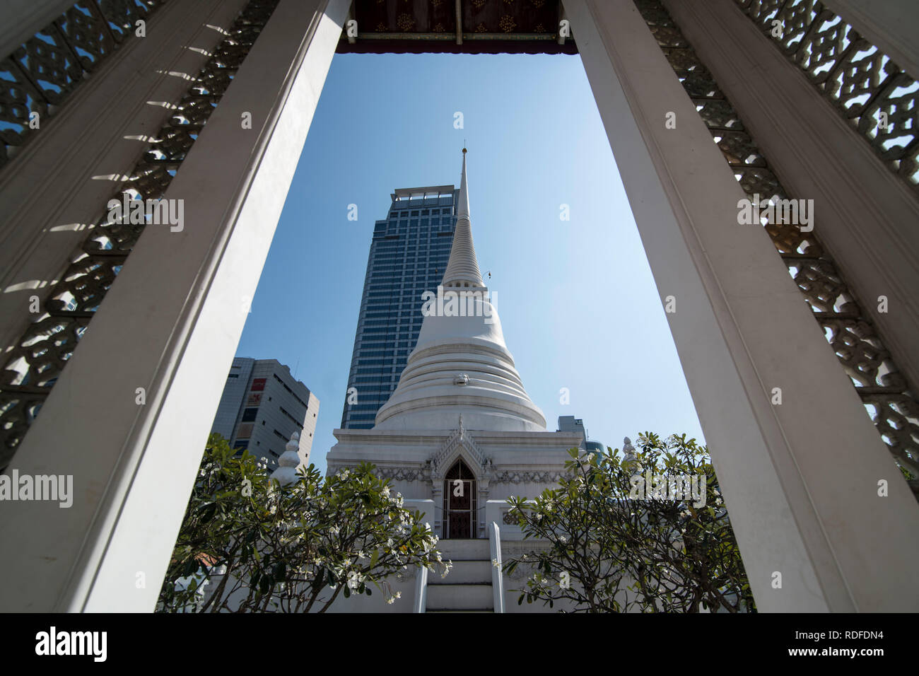 Bangkok wat pathum wanaram temple hi-res stock photography and images ...