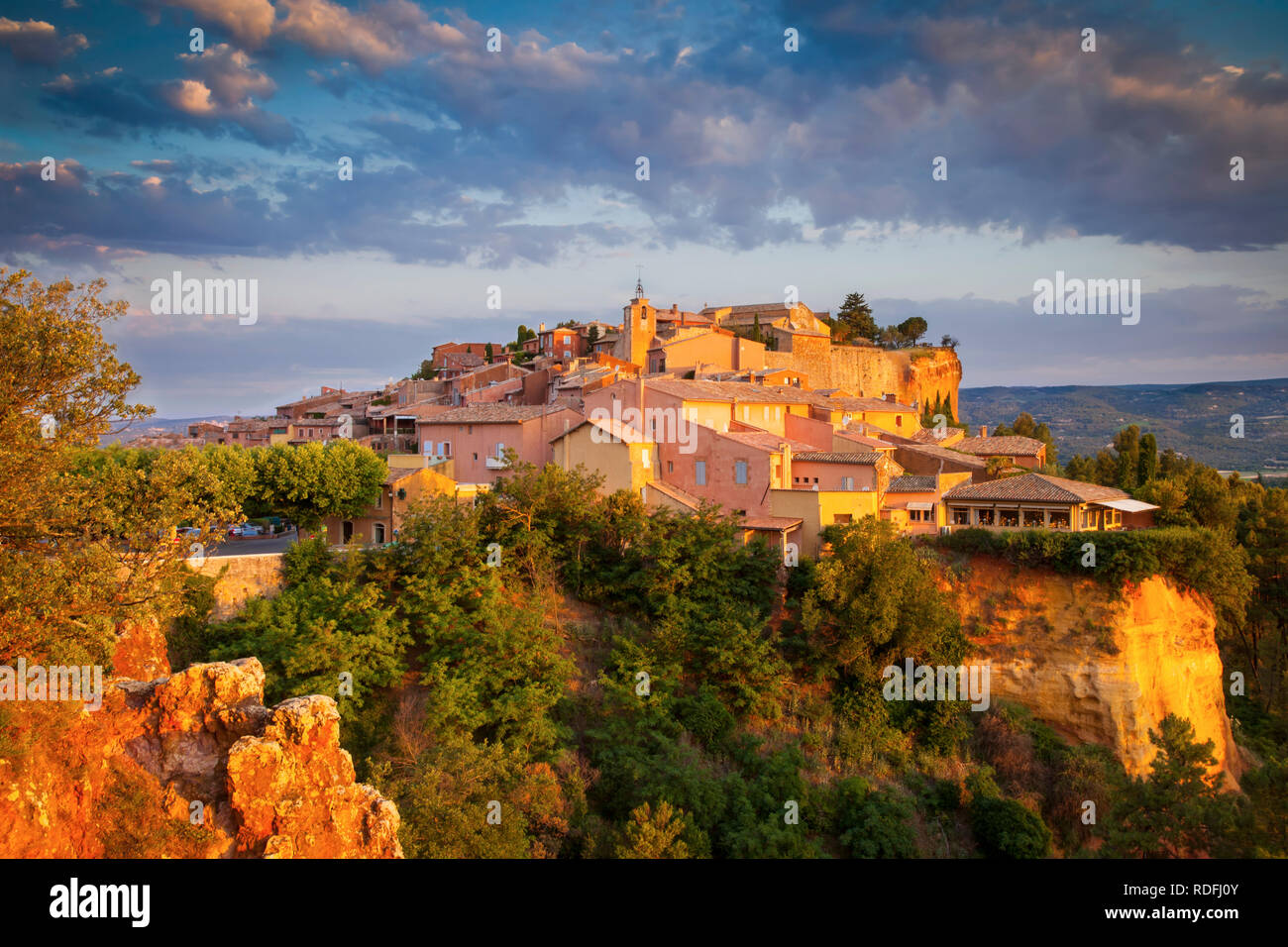 Sunrise over hilltop village of Roussillon in the Luberon, Provence ...
