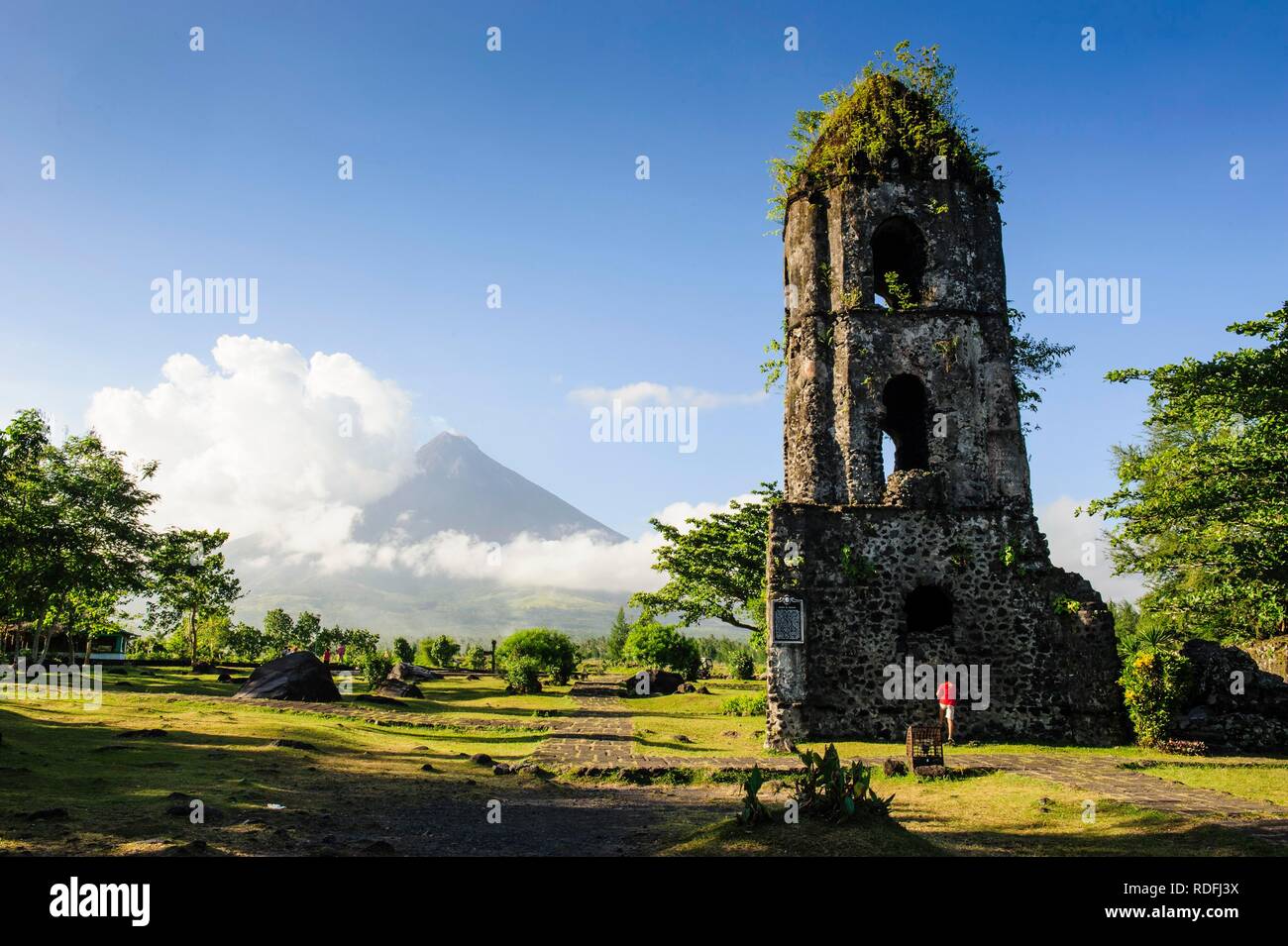 Cagsawa hi-res stock photography and images - Alamy