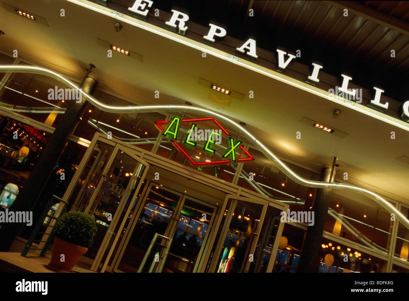 Jungfernstieg and alster pavilion hi-res stock photography and images ...