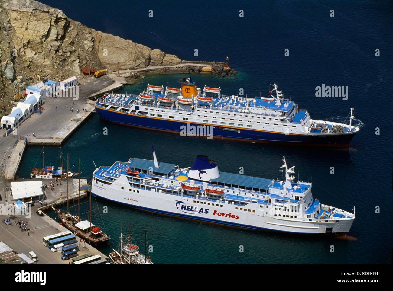 Santorini ferry port of athinios hi-res stock photography and images ...