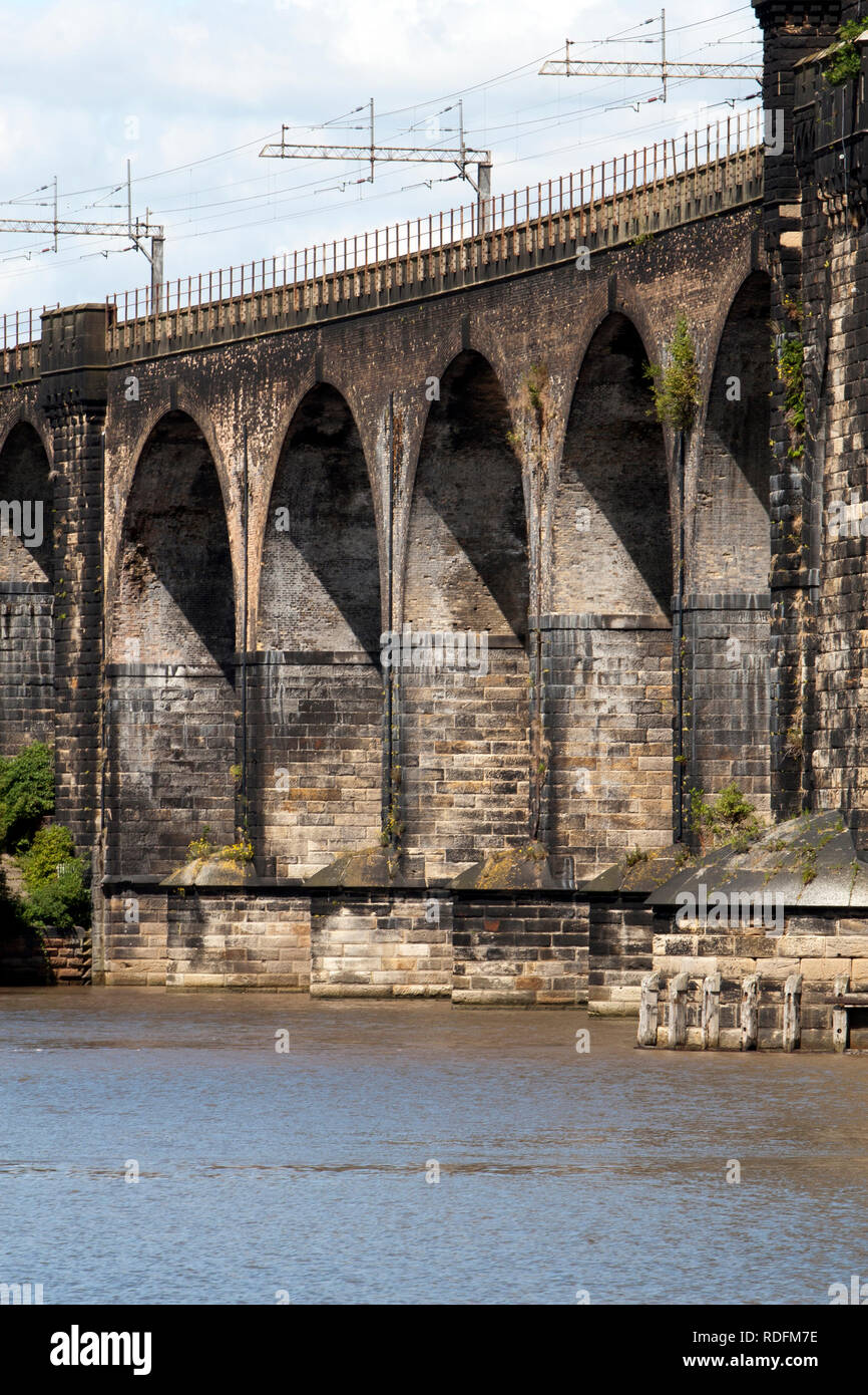 Canal bridges hi-res stock photography and images - Alamy