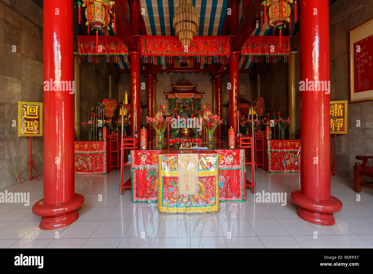 Manado, Indonesia - August 04 2015: Shrine on Klenteng Kwan Kong Temple ...