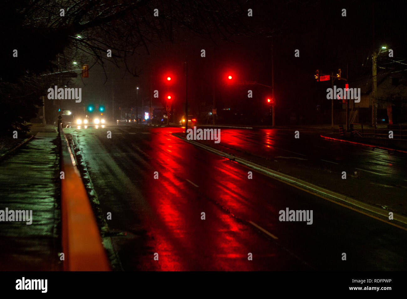 Empty streets at night in the rain hi-res stock photography and images ...