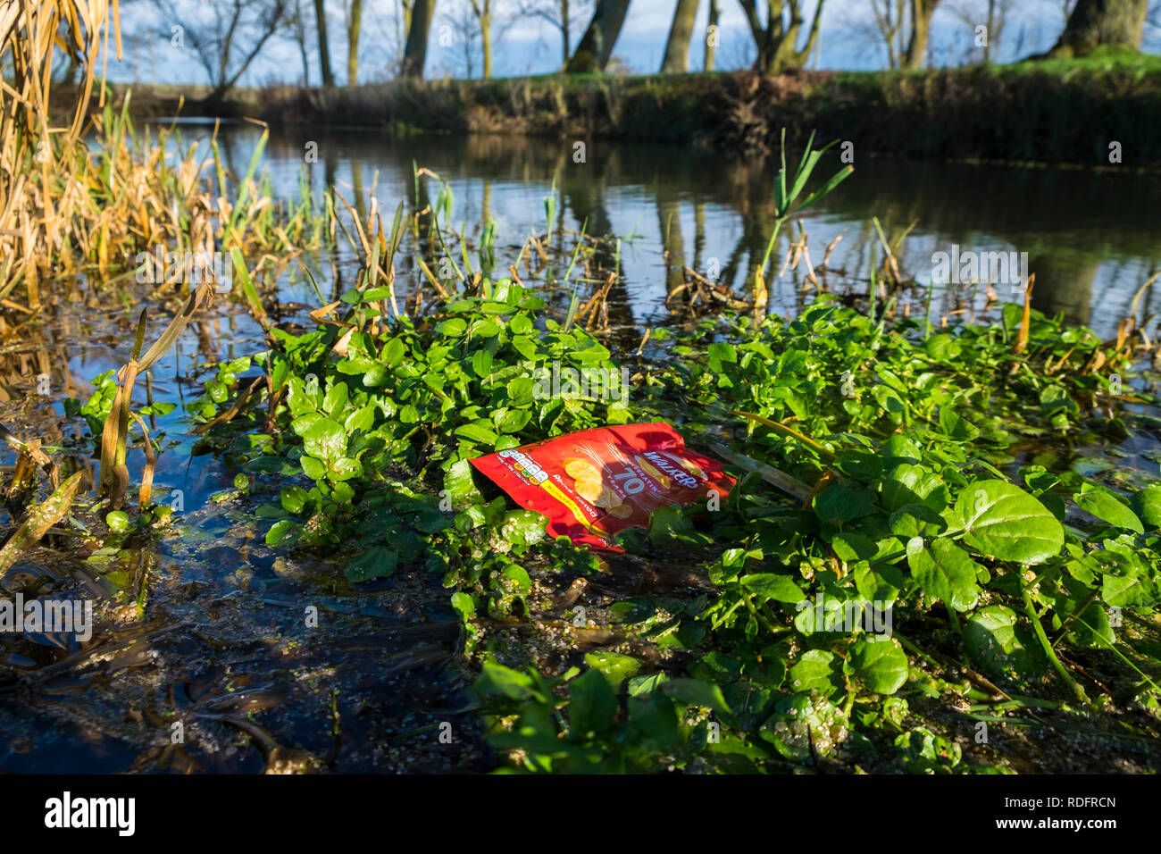 Crisp packet litter hi-res stock photography and images - Alamy