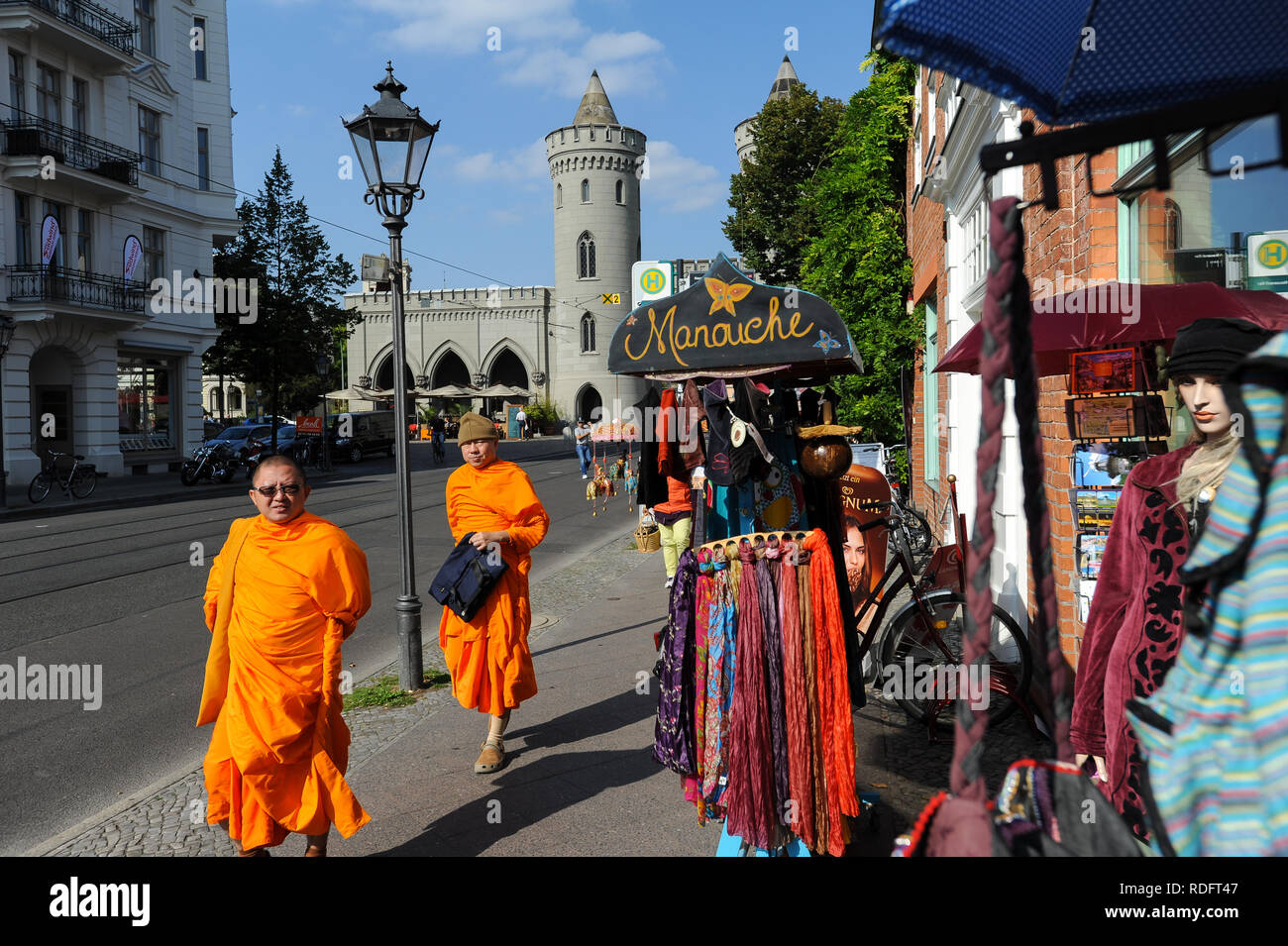Pictures of buddhist monks hi-res stock photography and images - Alamy