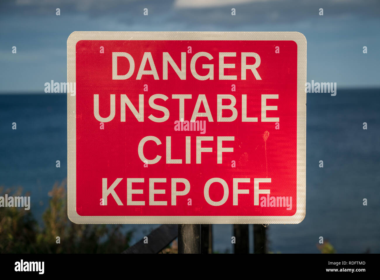 Warning unstable cliff keep off sign hi-res stock photography and ...