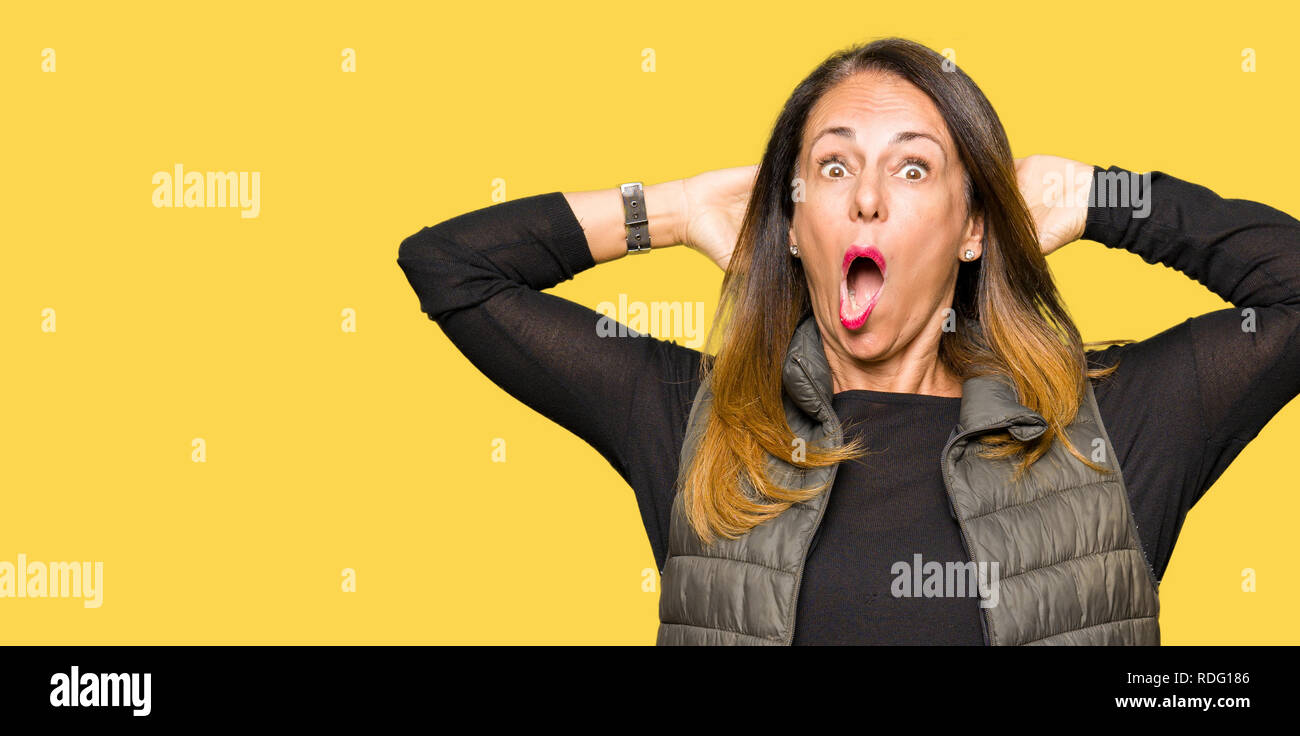 Woman scared full body hi-res stock photography and images - Alamy