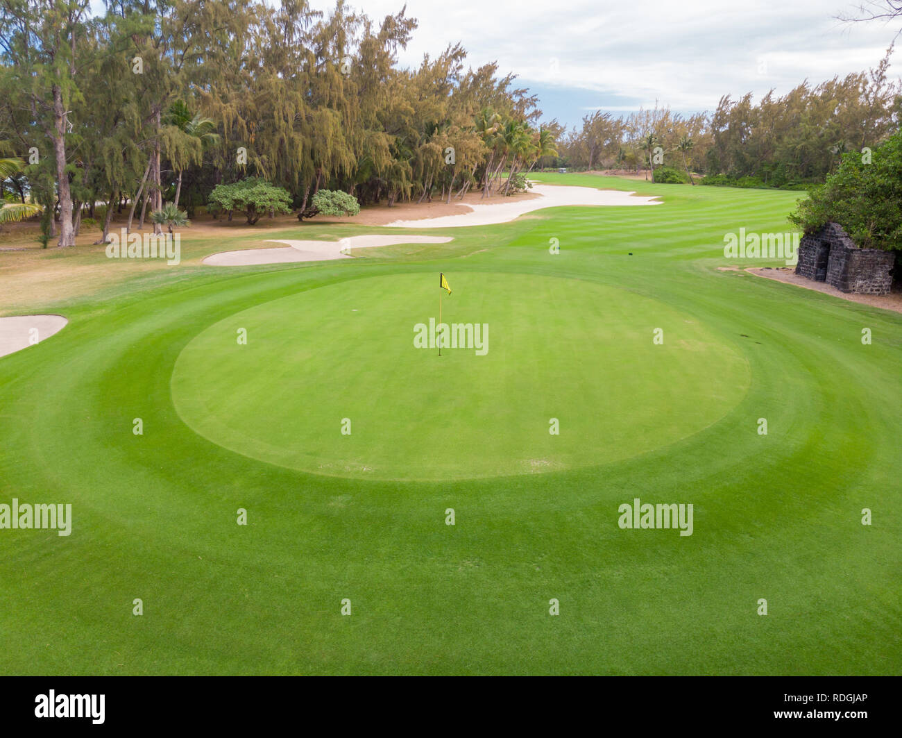 Golf ball hole overhead hi-res stock photography and images - Alamy