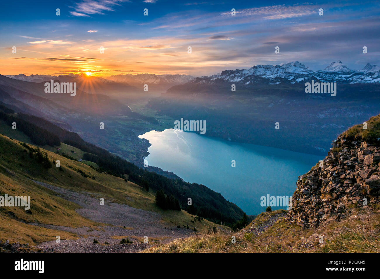 Sonnenaufgang über Brienz und Brienzersee von der Allgäu Lücke, Berner ...
