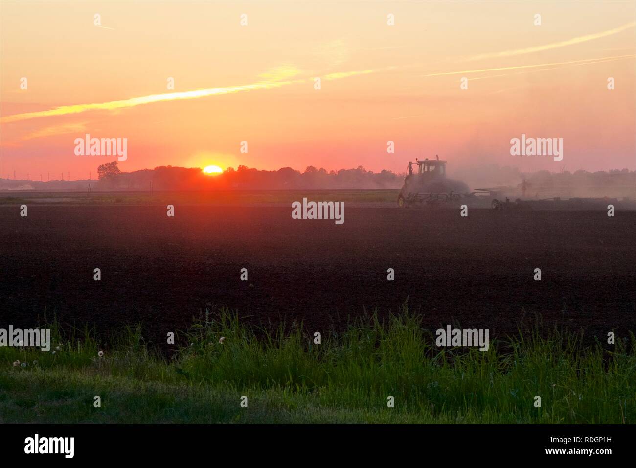 Trator cultivating field hi-res stock photography and images - Alamy
