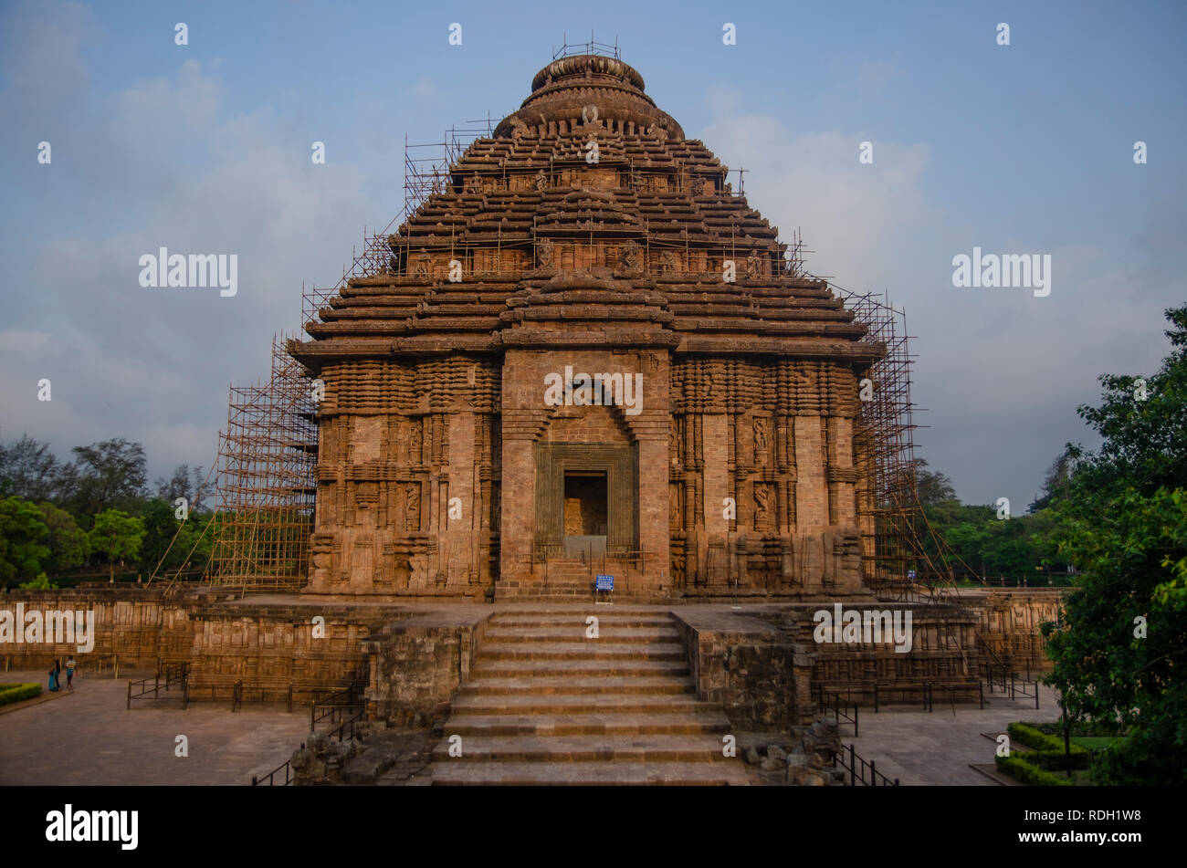 Horse sculpture at konark sun temple hi-res stock photography and ...