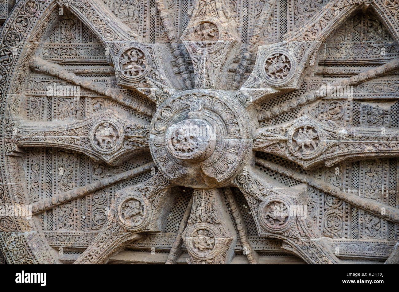 One of the famous wheels at the Konark Sun Temple Stock Photo - Alamy