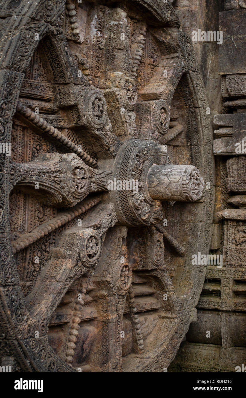 One of the famous wheels at the Konark Sun Temple Stock Photo - Alamy