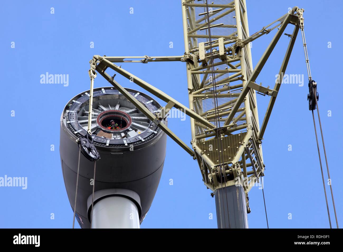 Installation of a rotor head, setup of a wind turbine on a spoil tip in ...