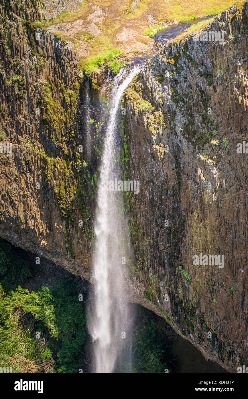 Phantom Waterfall dropping off over vertical basalt walls, North Table ...