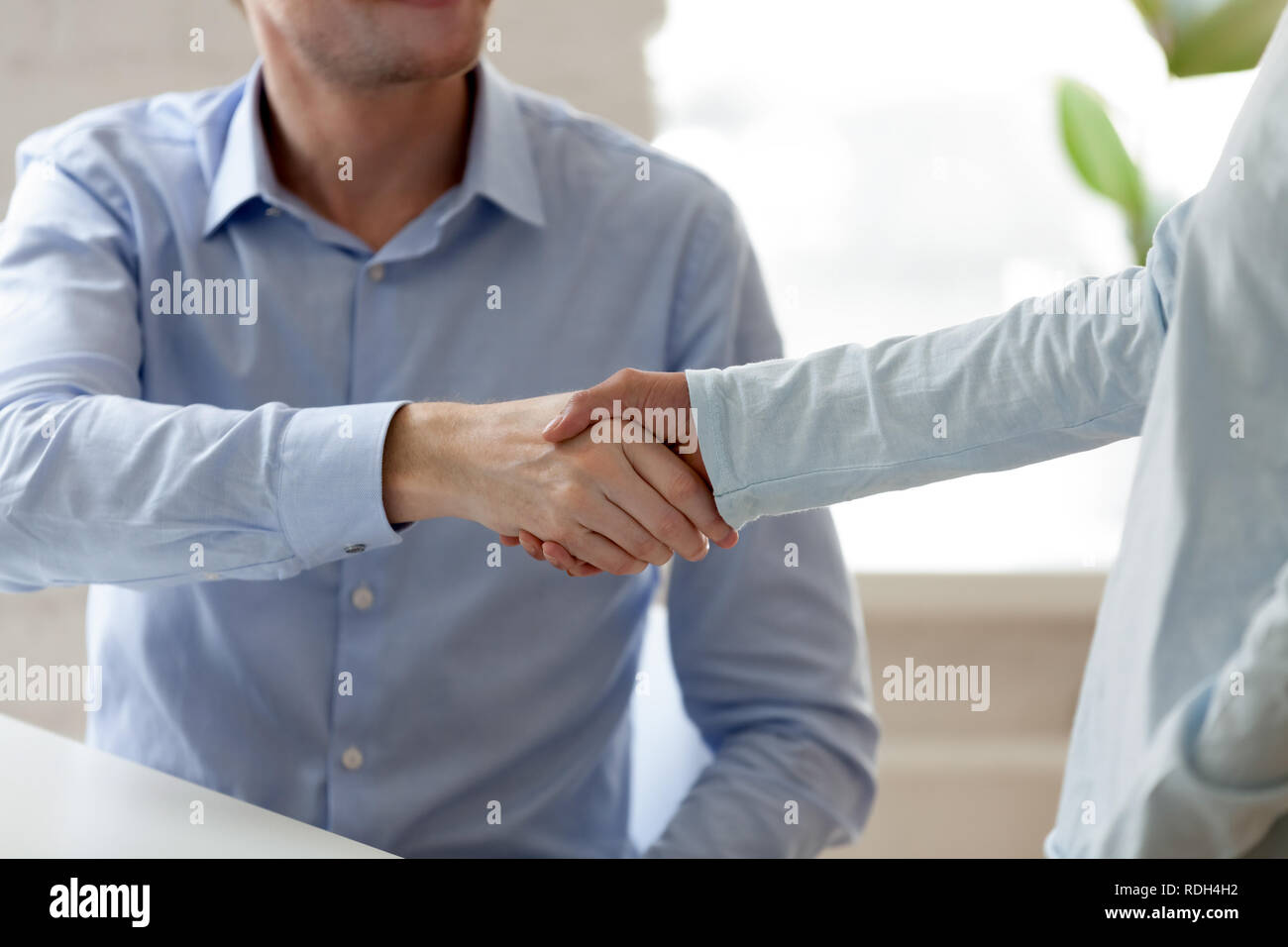 Businesswoman shaking hand client hi-res stock photography and images ...