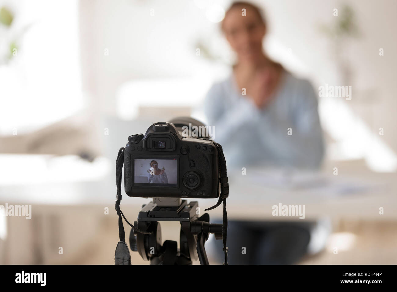Youtube video ad hi-res stock photography and images - Alamy