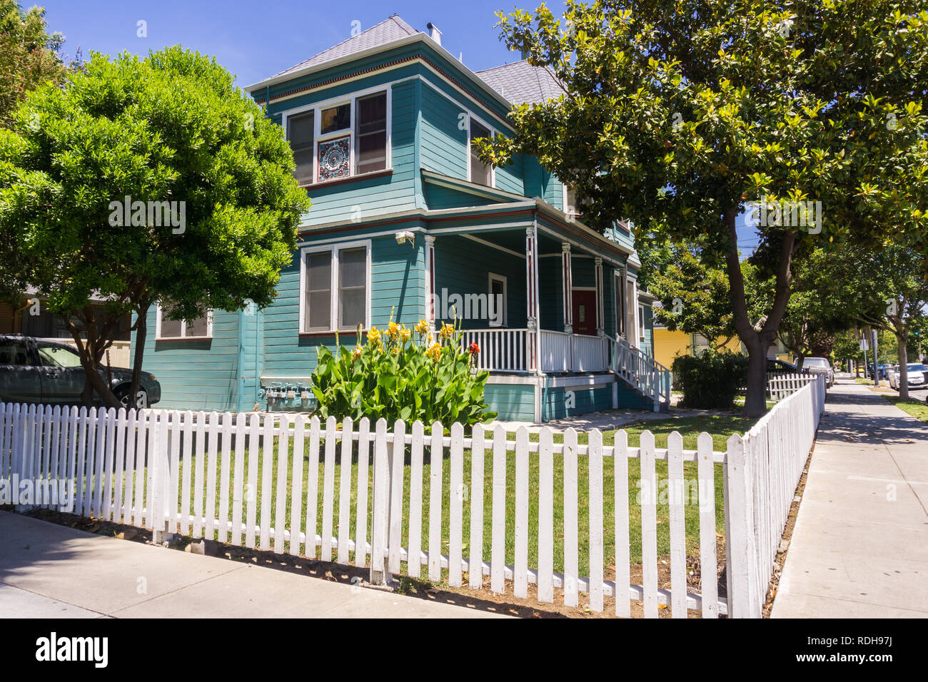 House on street corner usa hi-res stock photography and images - Alamy