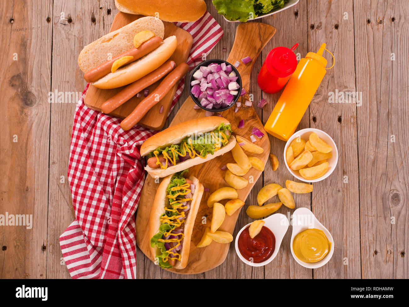Wurst wurst sandwich sauce hi-res stock photography and images - Alamy