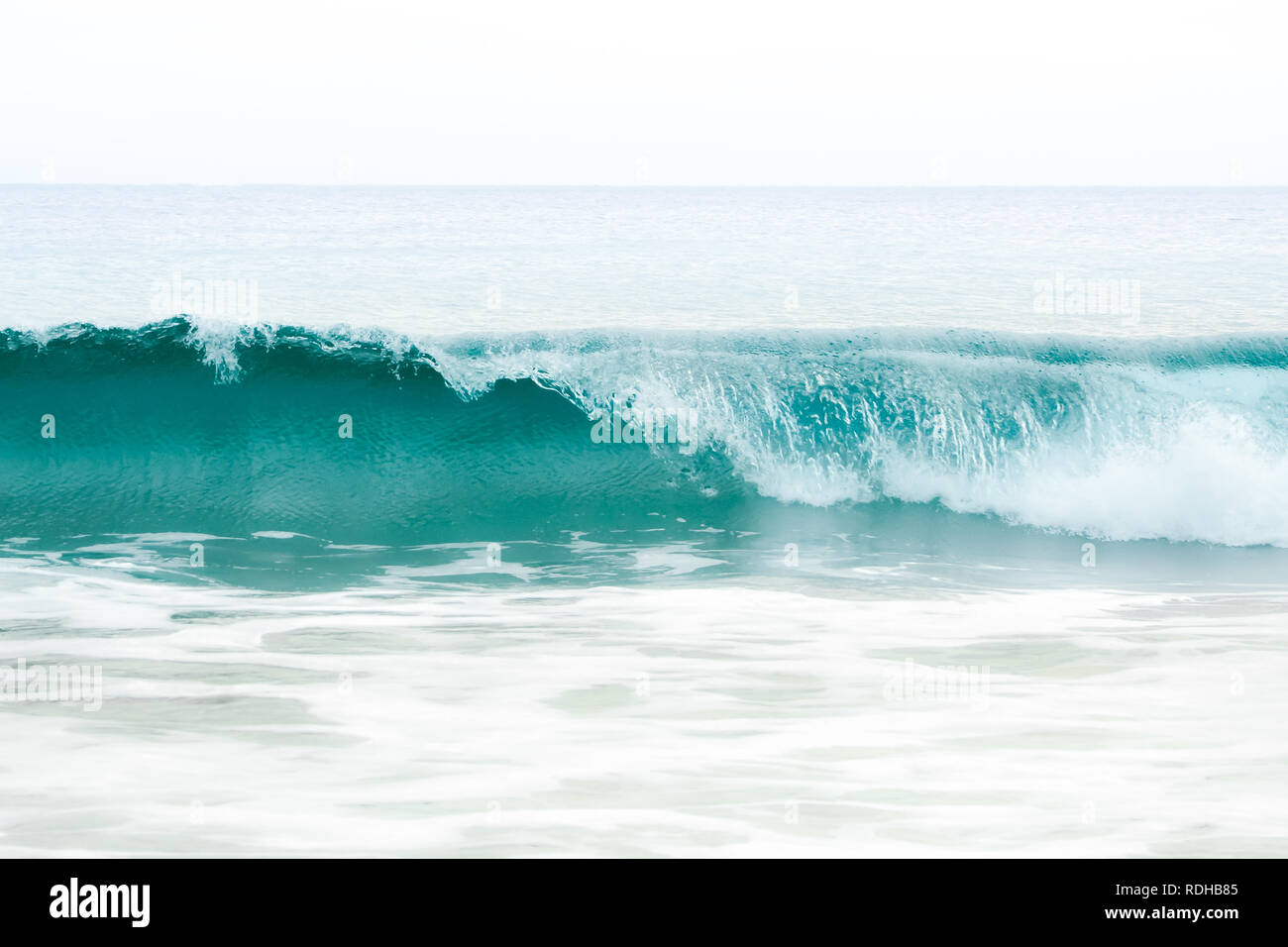 Big waves crushing on shore hi-res stock photography and images - Alamy
