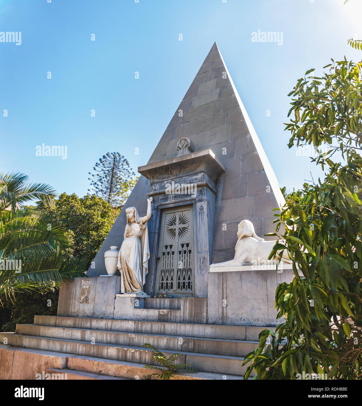 Egyptian pyramid tomb hi-res stock photography and images - Alamy