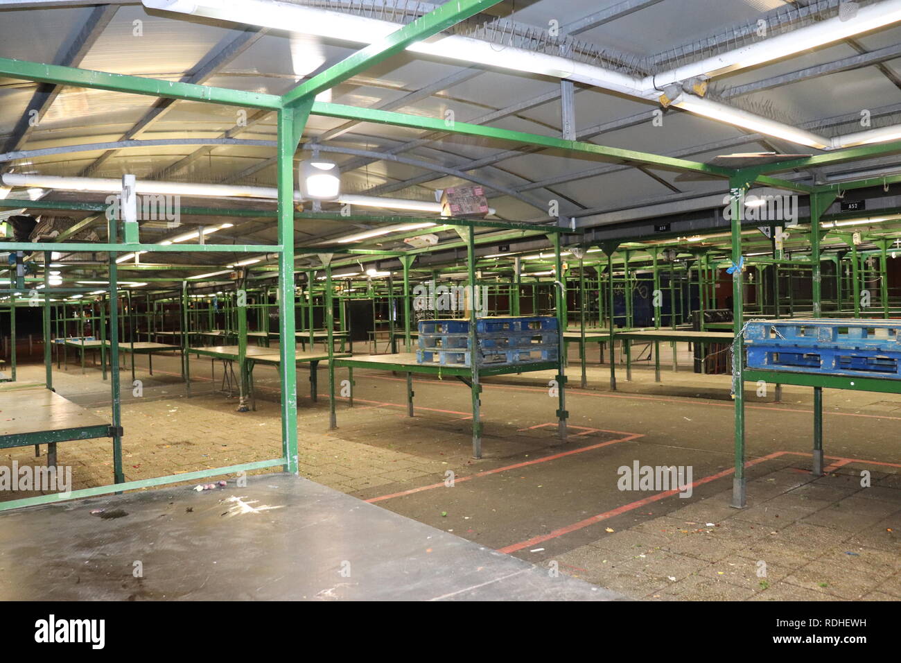 Closed markets hi-res stock photography and images - Alamy