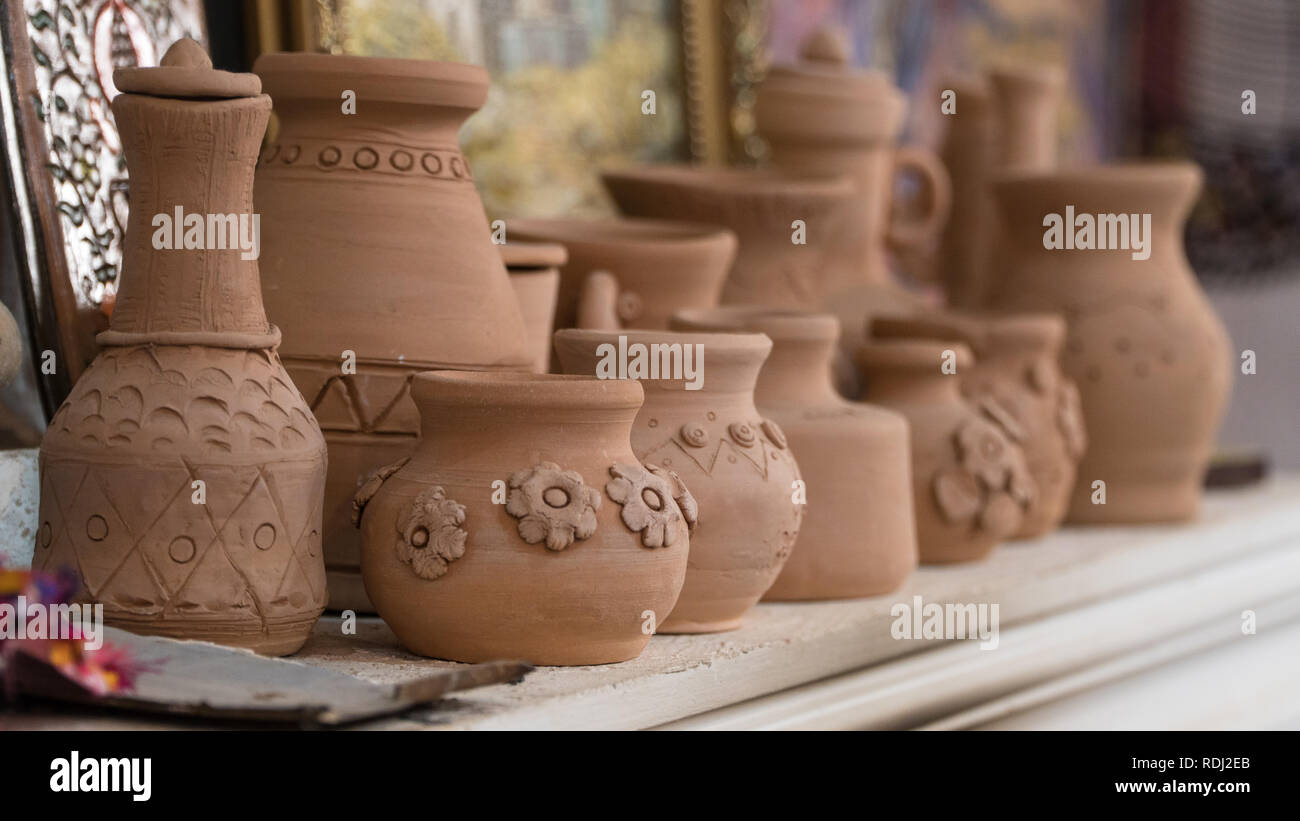 Row of clay pots hi-res stock photography and images - Alamy
