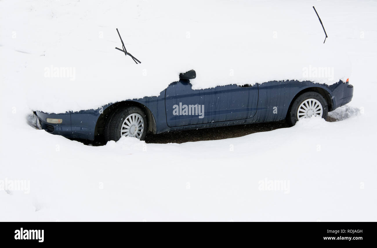 Car covered surrounded snow hi-res stock photography and images - Alamy
