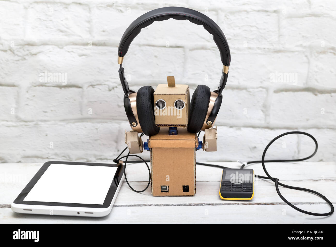 Robot with headphones hi-res stock photography and images - Alamy