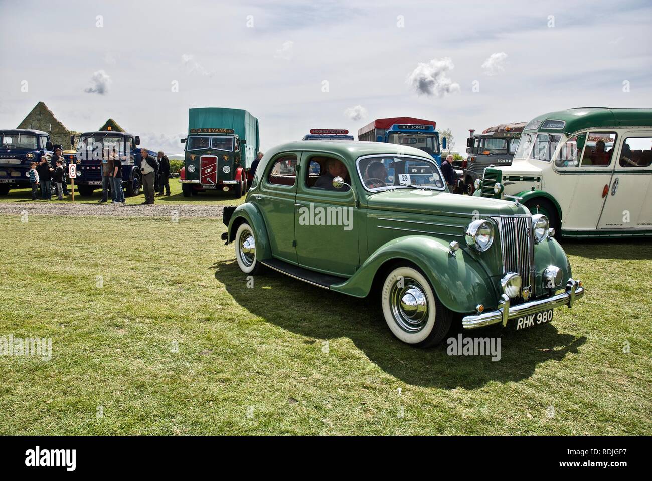 Saloon 1950s hi-res stock photography and images - Alamy