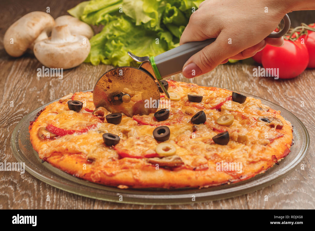 Pizza cut knife hi-res stock photography and images - Alamy