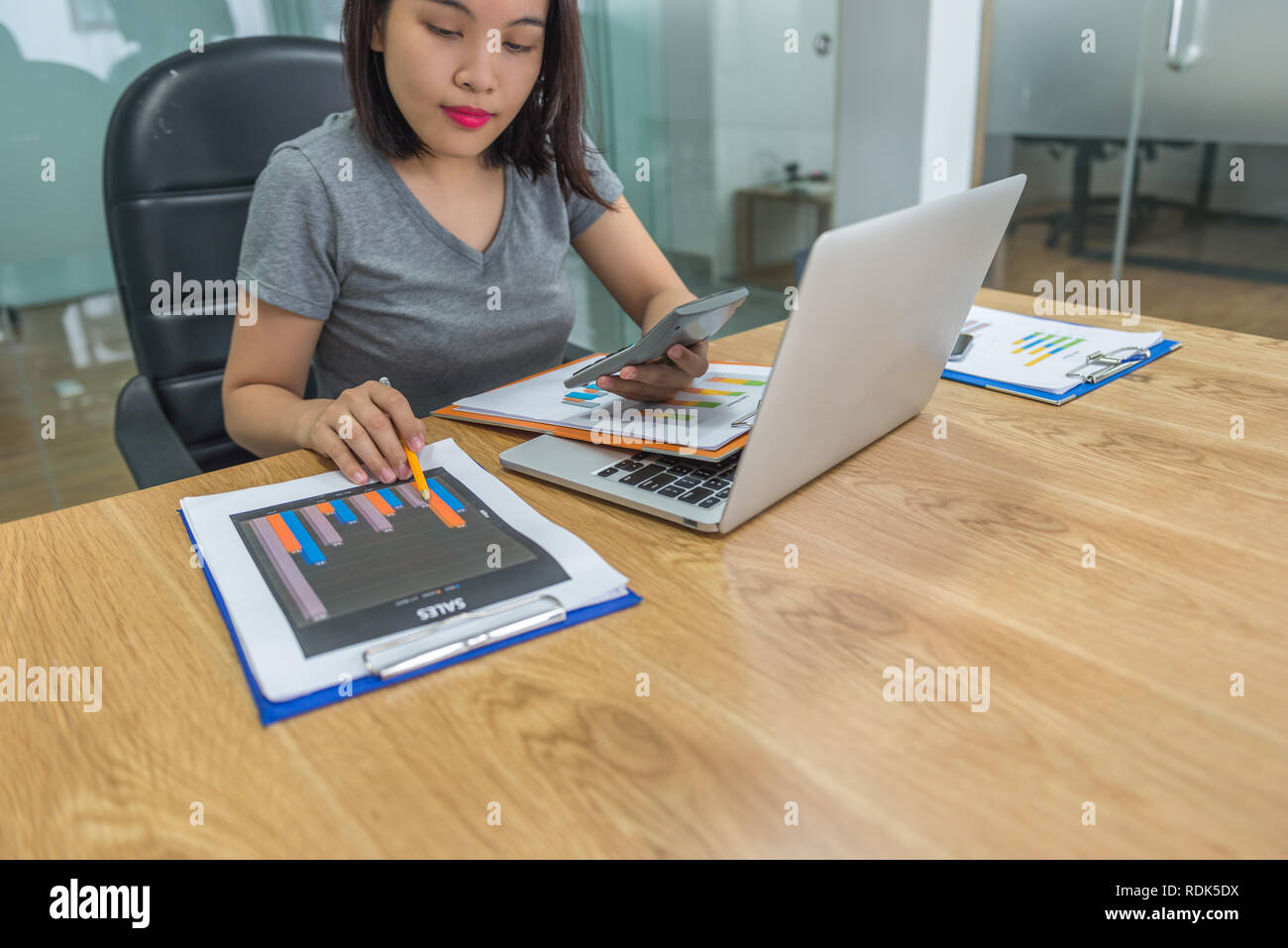 Office manager hi-res stock photography and images - Alamy
