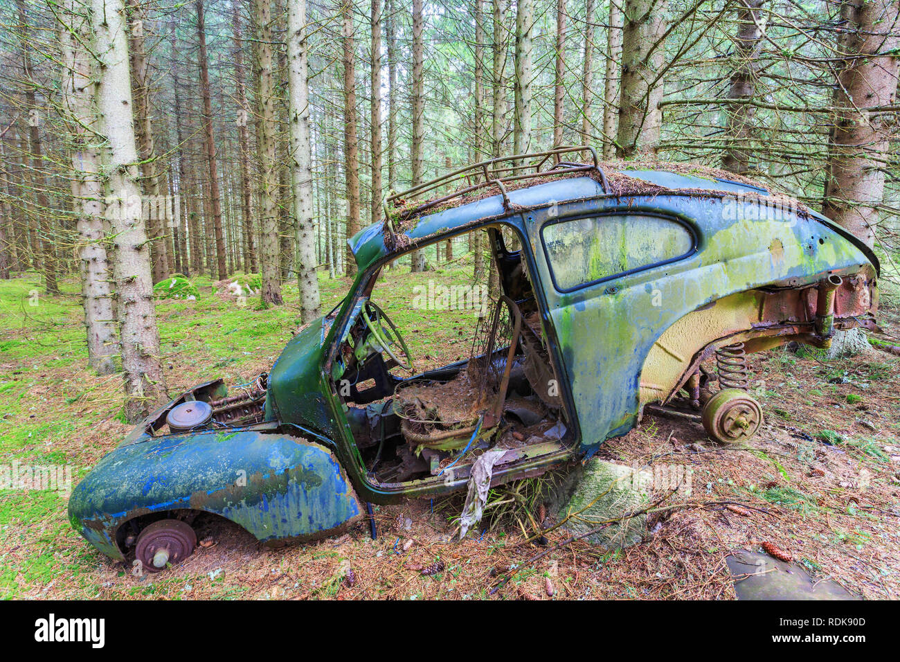 Pollution dumped abandoned old car hi-res stock photography and images ...