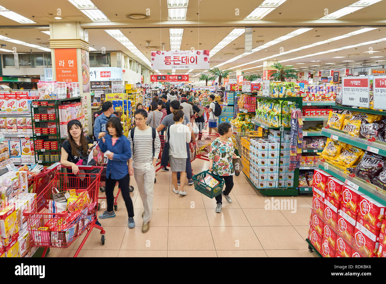 Interior lotte mart supermarket seoul hi-res stock photography and ...