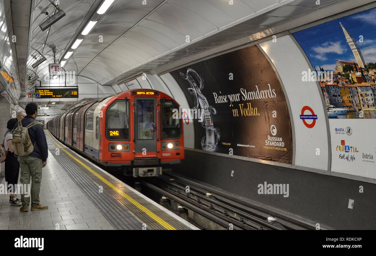 Tottenham court road tube tunnel hi-res stock photography and images ...