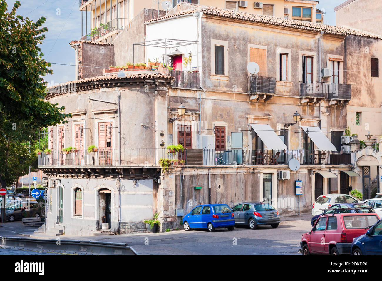 Travel to Italy - historical street of Catania, Sicily, facade of ...
