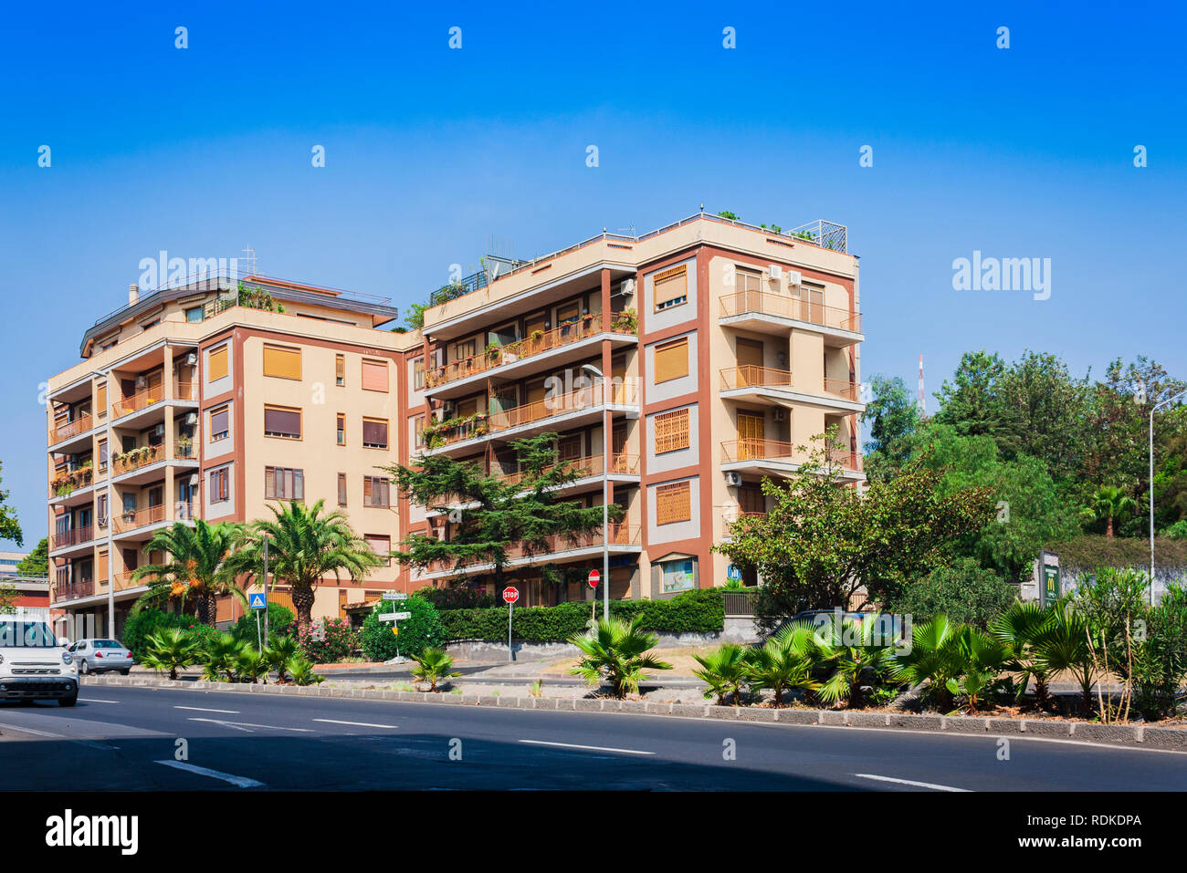 Travel to Italy - historical street of Catania, Sicily, facade of ...